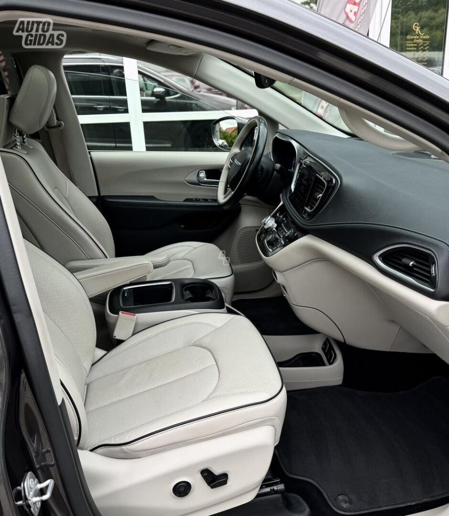Pelēks Chrysler Pacifica 2018 Radviliškis, ar dzinēja tilpumu 3.60 L un nobraukumu 145 tūkst. km par 20500 €, foto 17 vietnē AUTOMOTO.COM.LV