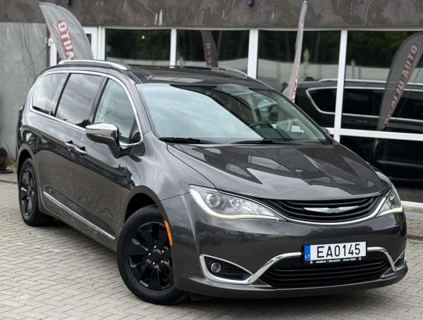 Pelēks Chrysler Pacifica 2018 Radviliškis, ar dzinēja tilpumu 3.60 L un nobraukumu 145 tūkst. km par 20500 €, foto 2 vietnē AUTOMOTO.COM.LV