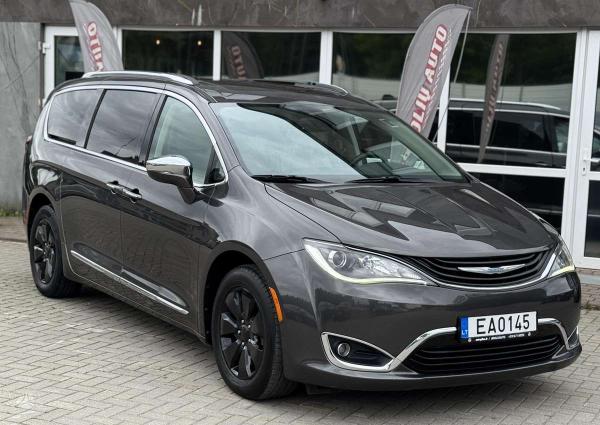 Pelēks Chrysler Pacifica 2018 Radviliškis, ar dzinēja tilpumu 3.60 L un nobraukumu 145 tūkst. km par 20500 €, foto 4 vietnē AUTOMOTO.COM.LV