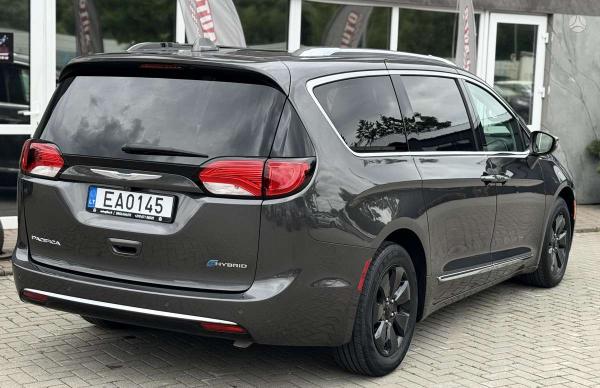 Pelēks Chrysler Pacifica 2018 Radviliškis, ar dzinēja tilpumu 3.60 L un nobraukumu 145 tūkst. km par 20500 €, foto 7 vietnē AUTOMOTO.COM.LV