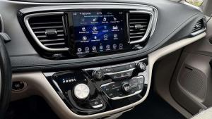 Pelēks Chrysler Pacifica 2018 Radviliškis, ar dzinēja tilpumu 3.60 L un nobraukumu 145 tūkst. km par 20500 €, foto 21 vietnē AUTOMOTO.COM.LV