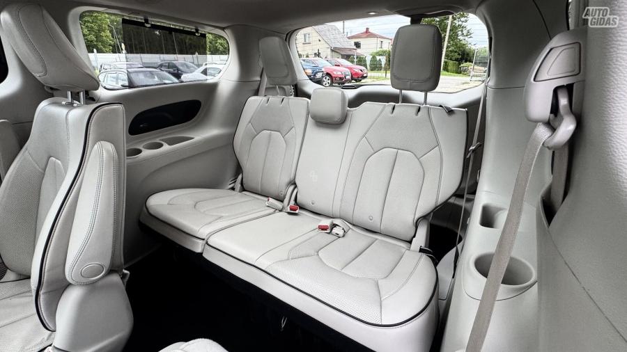 Grey Chrysler Pacifica 2018 in Radviliskis, with an engine capacity of 3.60 L and mileage of 145 thousand km for 20500 €, photo 34 on AUTOMOTO.COM.LV