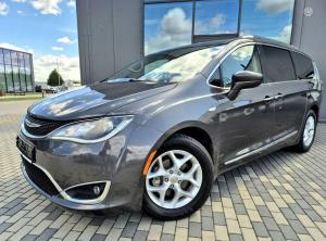 Grey Chrysler Pacifica 2018 in Siauliai, with an engine capacity of 3.60 L and mileage of 180 thousand km for 14300 €, photo 4 on AUTOMOTO.COM.LV