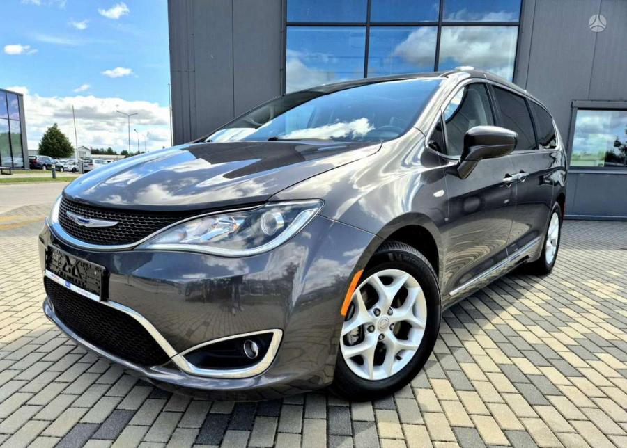 Grey Chrysler Pacifica 2018 in Siauliai, with an engine capacity of 3.60 L and mileage of 180 thousand km for 14300 €, photo 5 on AUTOMOTO.COM.LV