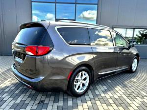 Grey Chrysler Pacifica 2018 in Siauliai, with an engine capacity of 3.60 L and mileage of 180 thousand km for 14300 €, photo 9 on AUTOMOTO.COM.LV