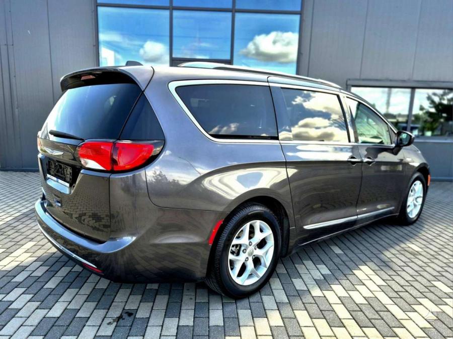 Grey Chrysler Pacifica 2018 in Siauliai, with an engine capacity of 3.60 L and mileage of 180 thousand km for 14300 €, photo 9 on AUTOMOTO.COM.LV
