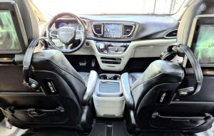 Grey Chrysler Pacifica 2018 in Siauliai, with an engine capacity of 3.60 L and mileage of 180 thousand km for 14300 €, photo 13 on AUTOMOTO.COM.LV