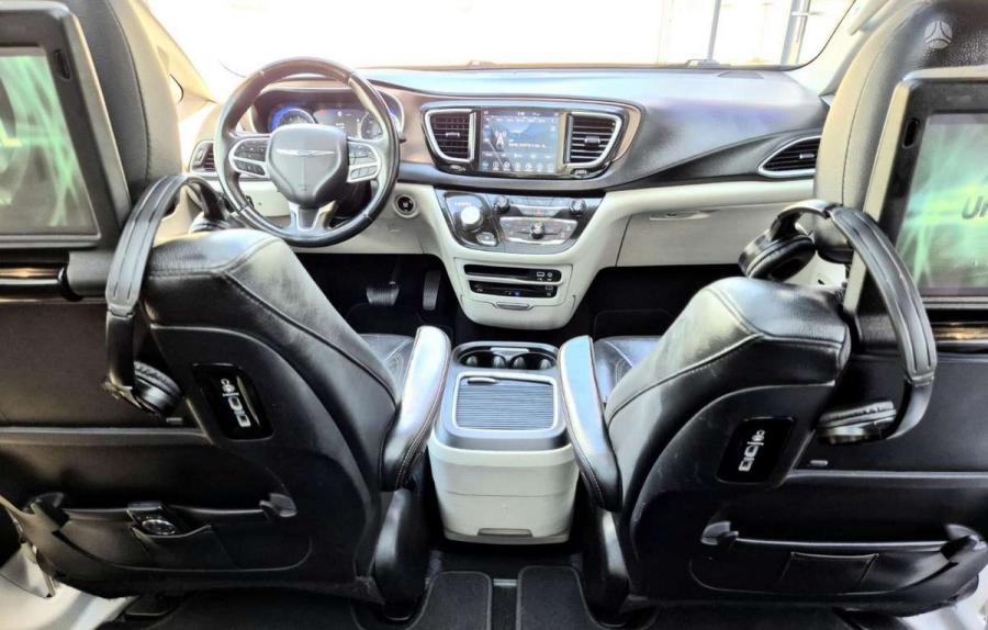 Grey Chrysler Pacifica 2018 in Siauliai, with an engine capacity of 3.60 L and mileage of 180 thousand km for 14300 €, photo 13 on AUTOMOTO.COM.LV