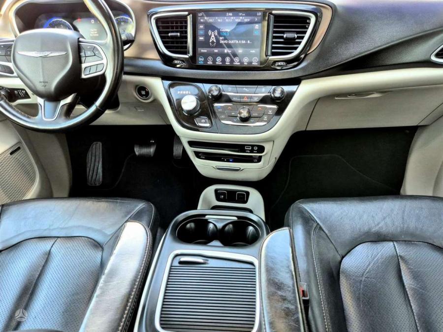 Grey Chrysler Pacifica 2018 in Siauliai, with an engine capacity of 3.60 L and mileage of 180 thousand km for 14300 €, photo 14 on AUTOMOTO.COM.LV