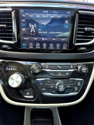 Grey Chrysler Pacifica 2018 in Siauliai, with an engine capacity of 3.60 L and mileage of 180 thousand km for 14300 €, photo 15 on AUTOMOTO.COM.LV