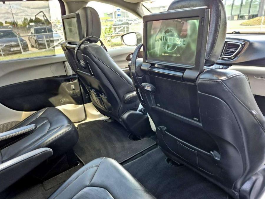 Grey Chrysler Pacifica 2018 in Siauliai, with an engine capacity of 3.60 L and mileage of 180 thousand km for 14300 €, photo 17 on AUTOMOTO.COM.LV