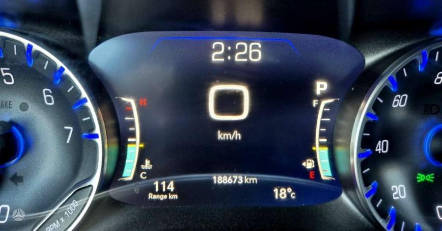 Grey Chrysler Pacifica 2018 in Siauliai, with an engine capacity of 3.60 L and mileage of 180 thousand km for 14300 €, photo 19 on AUTOMOTO.COM.LV