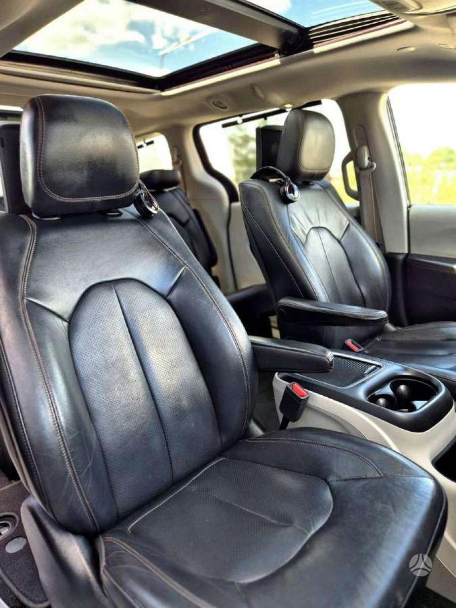 Grey Chrysler Pacifica 2018 in Siauliai, with an engine capacity of 3.60 L and mileage of 180 thousand km for 14300 €, photo 21 on AUTOMOTO.COM.LV