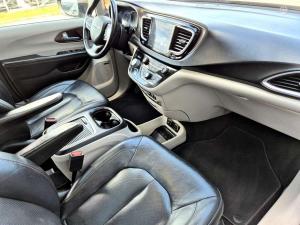 Grey Chrysler Pacifica 2018 in Siauliai, with an engine capacity of 3.60 L and mileage of 180 thousand km for 14300 €, photo 23 on AUTOMOTO.COM.LV