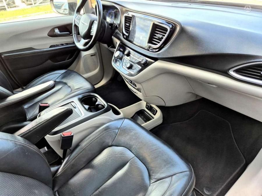 Grey Chrysler Pacifica 2018 in Siauliai, with an engine capacity of 3.60 L and mileage of 180 thousand km for 14300 €, photo 23 on AUTOMOTO.COM.LV