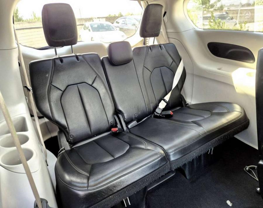 Grey Chrysler Pacifica 2018 in Siauliai, with an engine capacity of 3.60 L and mileage of 180 thousand km for 14300 €, photo 24 on AUTOMOTO.COM.LV