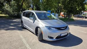 Grey Chrysler Pacifica 2018 in Kaunas, with an engine capacity of 3.61 L and mileage of 194 thousand km for 14000 €, photo  on AUTOMOTO.COM.LV