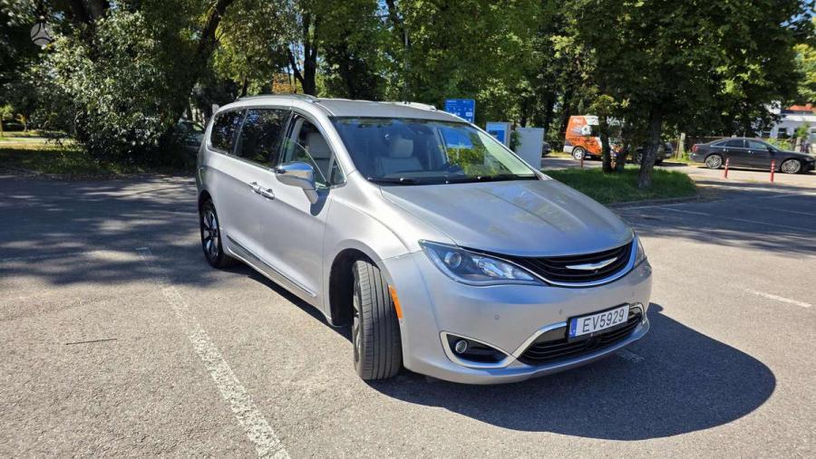 Grey Chrysler Pacifica 2018 in Kaunas, with an engine capacity of 3.61 L and mileage of 194 thousand km for 14000 €, photo 1 on AUTOMOTO.COM.LV