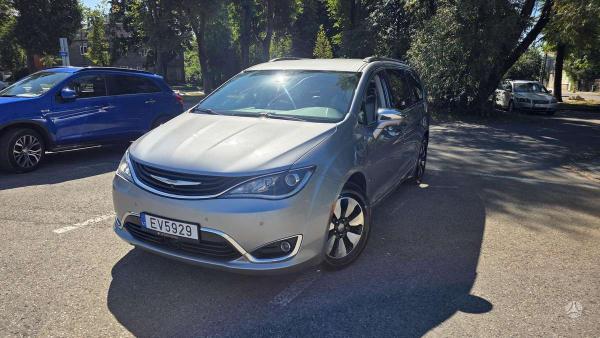 Grey Chrysler Pacifica 2018 in Kaunas, with an engine capacity of 3.61 L and mileage of 194 thousand km for 14000 €, photo 2 on AUTOMOTO.COM.LV