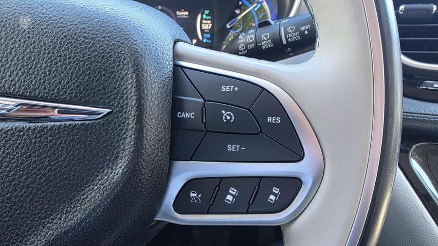 Grey Chrysler Pacifica 2018 in Kaunas, with an engine capacity of 3.61 L and mileage of 194 thousand km for 14000 €, photo 10 on AUTOMOTO.COM.LV