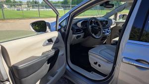 Grey Chrysler Pacifica 2018 in Kaunas, with an engine capacity of 3.61 L and mileage of 194 thousand km for 14000 €, photo 11 on AUTOMOTO.COM.LV