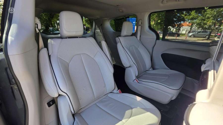 Grey Chrysler Pacifica 2018 in Kaunas, with an engine capacity of 3.61 L and mileage of 194 thousand km for 14000 €, photo 12 on AUTOMOTO.COM.LV