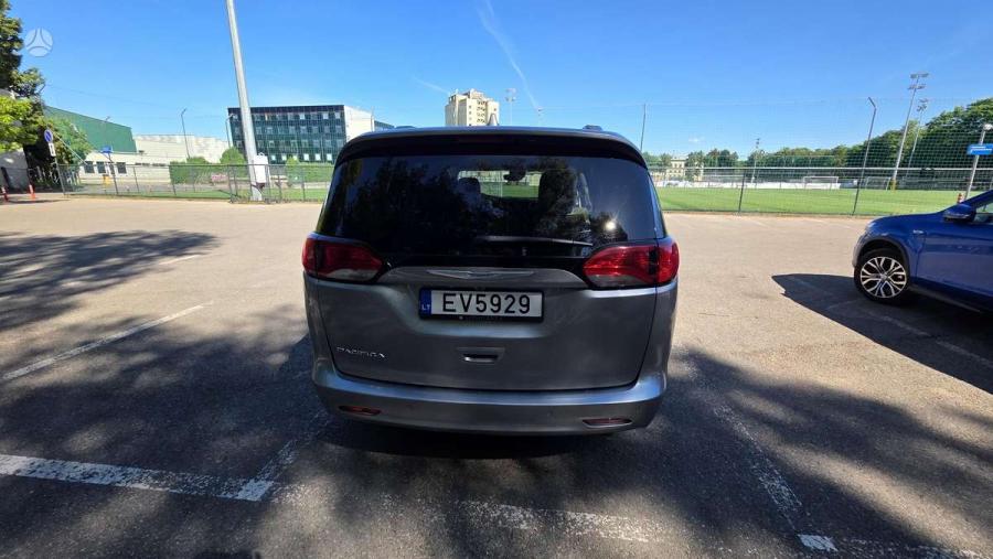 Grey Chrysler Pacifica 2018 in Kaunas, with an engine capacity of 3.61 L and mileage of 194 thousand km for 14000 €, photo 15 on AUTOMOTO.COM.LV