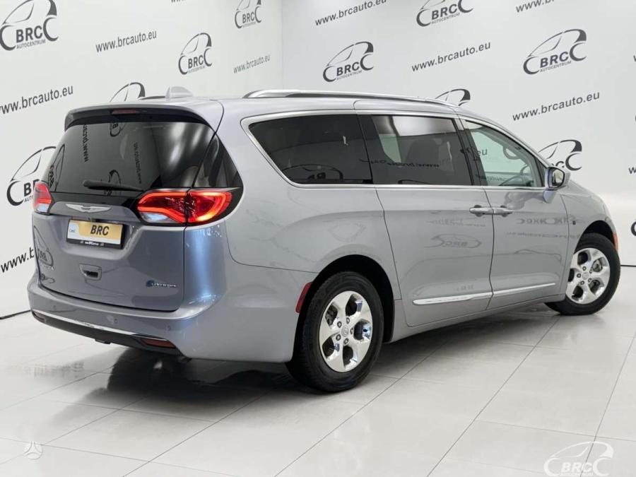 Grey Chrysler Pacifica 2018 in Vilnius, with an engine capacity of 3.60 L and mileage of 102 thousand km for 19450 €, photo 4 on AUTOMOTO.COM.LV