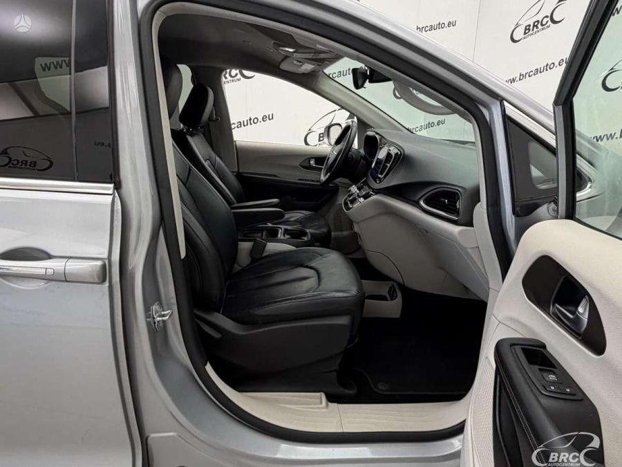 Grey Chrysler Pacifica 2018 in Vilnius, with an engine capacity of 3.60 L and mileage of 102 thousand km for 19450 €, photo 6 on AUTOMOTO.COM.LV