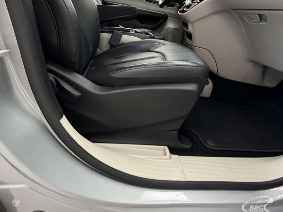 Grey Chrysler Pacifica 2018 in Vilnius, with an engine capacity of 3.60 L and mileage of 102 thousand km for 19450 €, photo 8 on AUTOMOTO.COM.LV