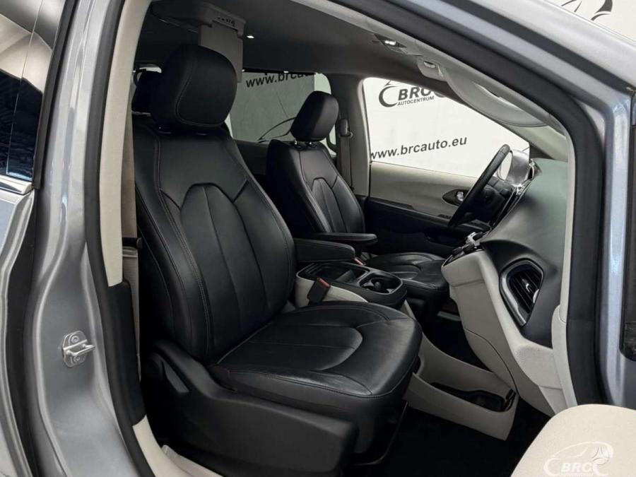 Grey Chrysler Pacifica 2018 in Vilnius, with an engine capacity of 3.60 L and mileage of 102 thousand km for 19450 €, photo 9 on AUTOMOTO.COM.LV