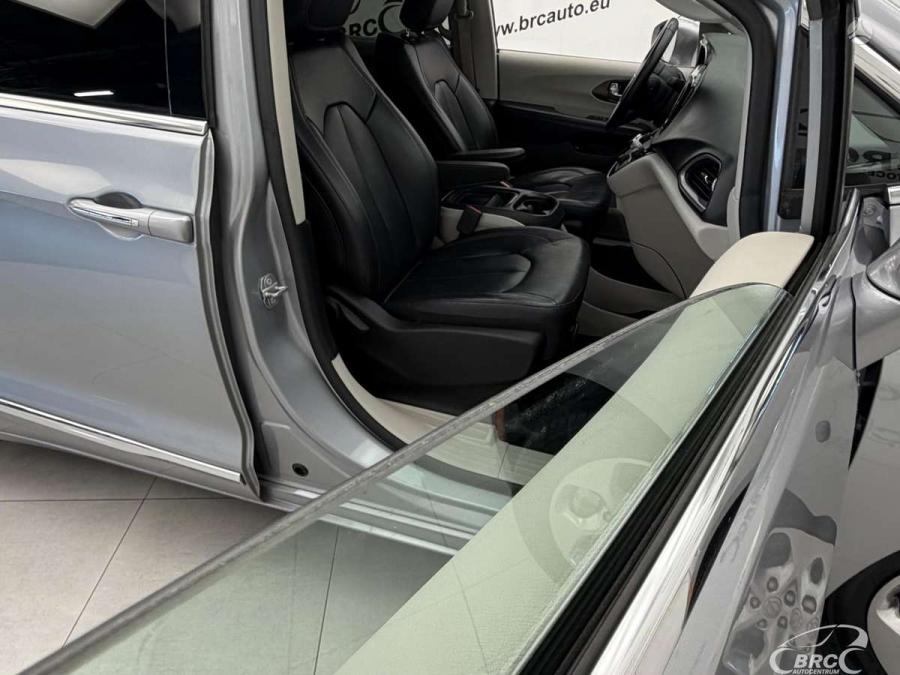 Grey Chrysler Pacifica 2018 in Vilnius, with an engine capacity of 3.60 L and mileage of 102 thousand km for 19450 €, photo 10 on AUTOMOTO.COM.LV