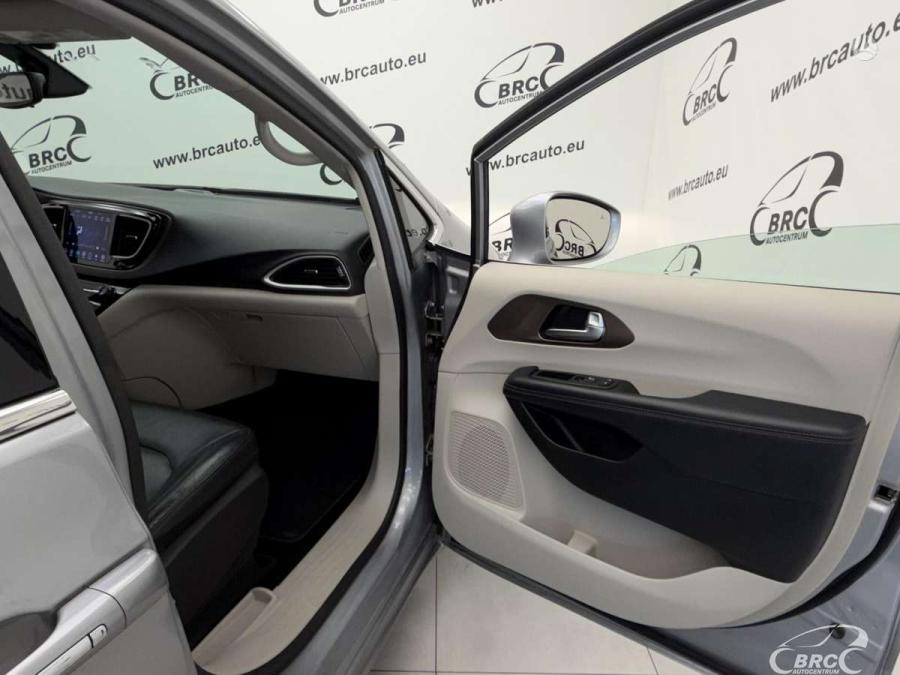 Grey Chrysler Pacifica 2018 in Vilnius, with an engine capacity of 3.60 L and mileage of 102 thousand km for 19450 €, photo 11 on AUTOMOTO.COM.LV