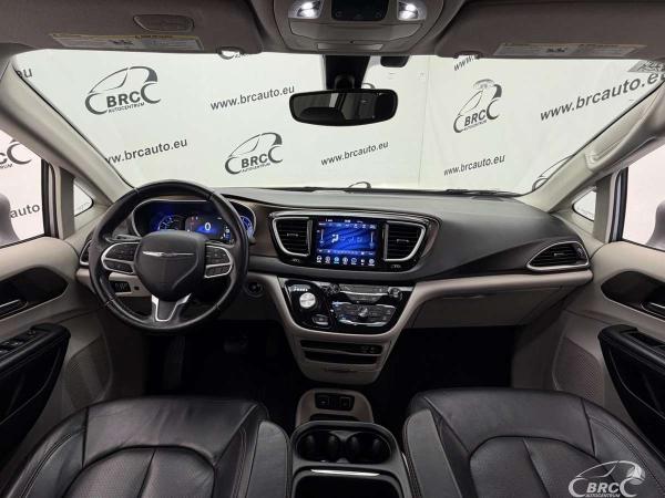 Grey Chrysler Pacifica 2018 in Vilnius, with an engine capacity of 3.60 L and mileage of 102 thousand km for 19450 €, photo 4 on AUTOMOTO.COM.LV