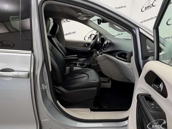Grey Chrysler Pacifica 2018 in Vilnius, with an engine capacity of 3.60 L and mileage of 102 thousand km for 19450 €, photo 5 on AUTOMOTO.COM.LV