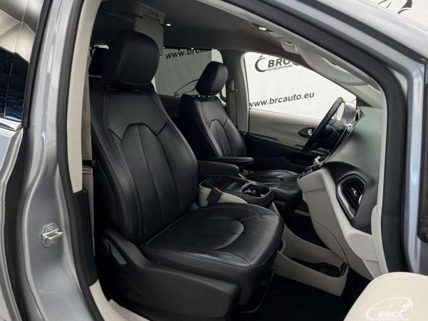 Grey Chrysler Pacifica 2018 in Vilnius, with an engine capacity of 3.60 L and mileage of 102 thousand km for 19450 €, photo 8 on AUTOMOTO.COM.LV