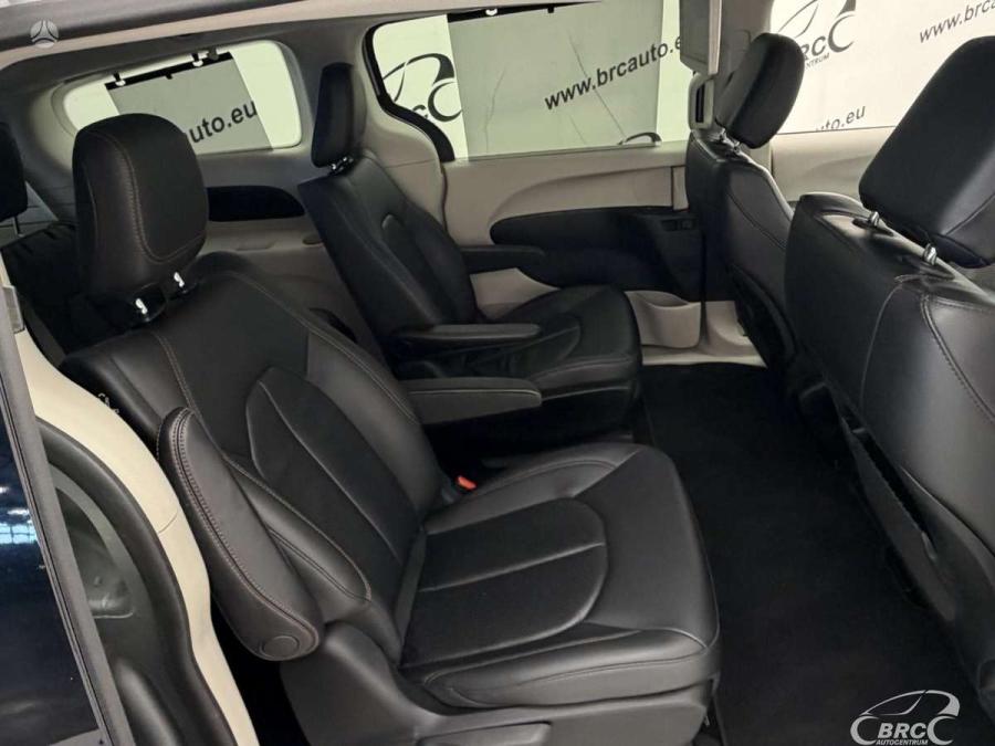 Grey Chrysler Pacifica 2018 in Vilnius, with an engine capacity of 3.60 L and mileage of 102 thousand km for 19450 €, photo 15 on AUTOMOTO.COM.LV