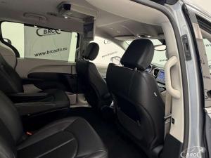 Grey Chrysler Pacifica 2018 in Vilnius, with an engine capacity of 3.60 L and mileage of 102 thousand km for 19450 €, photo 17 on AUTOMOTO.COM.LV