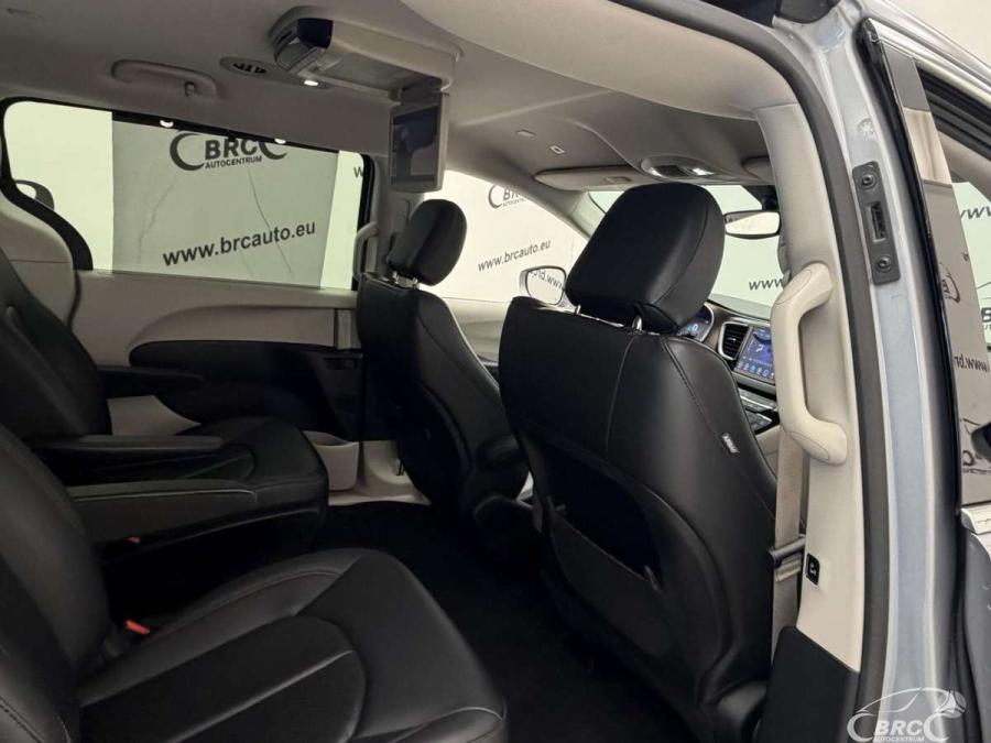 Grey Chrysler Pacifica 2018 in Vilnius, with an engine capacity of 3.60 L and mileage of 102 thousand km for 19450 €, photo 17 on AUTOMOTO.COM.LV