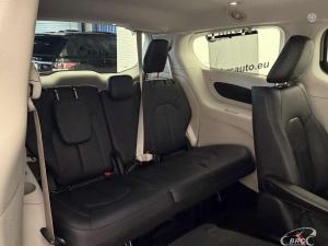 Grey Chrysler Pacifica 2018 in Vilnius, with an engine capacity of 3.60 L and mileage of 102 thousand km for 19450 €, photo 18 on AUTOMOTO.COM.LV