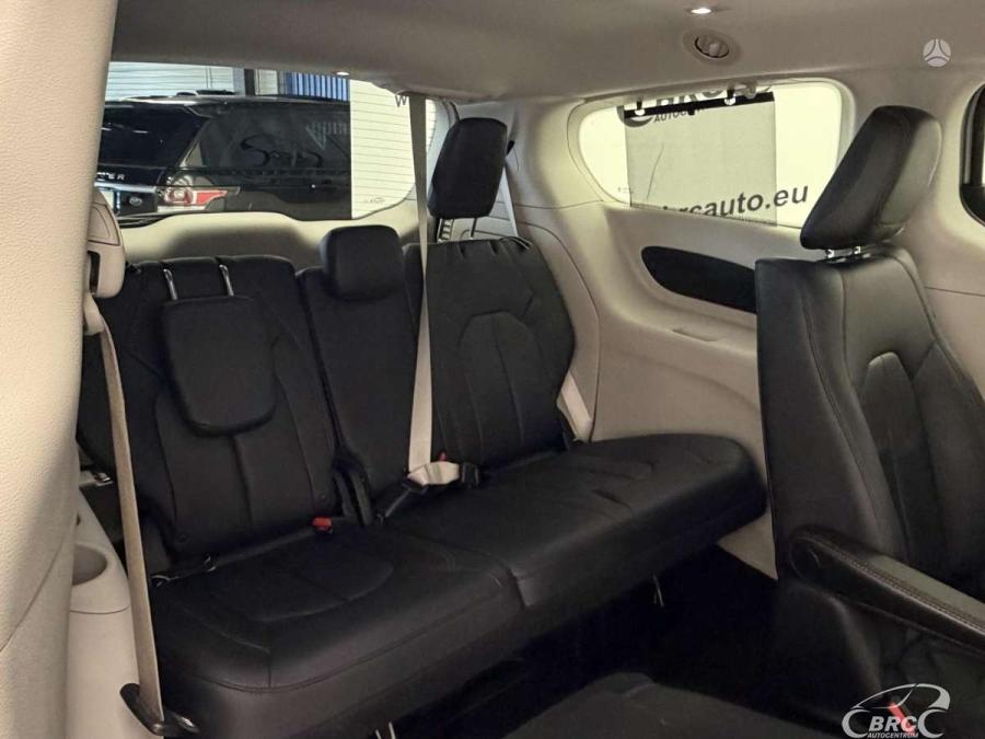 Grey Chrysler Pacifica 2018 in Vilnius, with an engine capacity of 3.60 L and mileage of 102 thousand km for 19450 €, photo 18 on AUTOMOTO.COM.LV