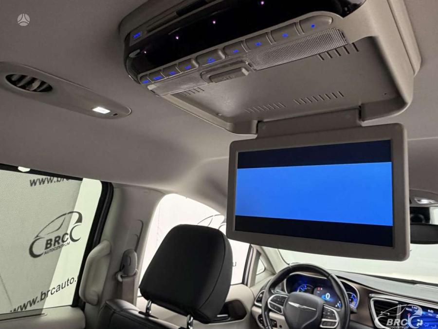 Grey Chrysler Pacifica 2018 in Vilnius, with an engine capacity of 3.60 L and mileage of 102 thousand km for 19450 €, photo 19 on AUTOMOTO.COM.LV