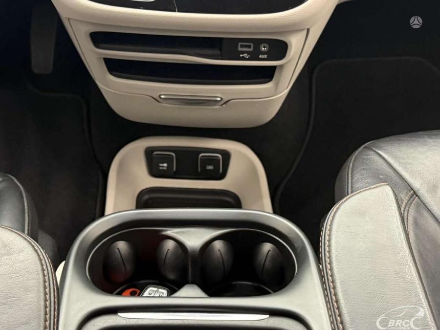 Grey Chrysler Pacifica 2018 in Vilnius, with an engine capacity of 3.60 L and mileage of 102 thousand km for 19450 €, photo 25 on AUTOMOTO.COM.LV