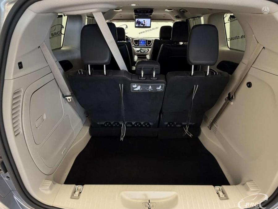 Grey Chrysler Pacifica 2018 in Vilnius, with an engine capacity of 3.60 L and mileage of 102 thousand km for 19450 €, photo 28 on AUTOMOTO.COM.LV