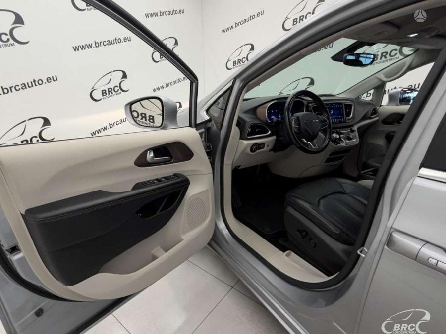 Grey Chrysler Pacifica 2018 in Vilnius, with an engine capacity of 3.60 L and mileage of 102 thousand km for 19450 €, photo 29 on AUTOMOTO.COM.LV