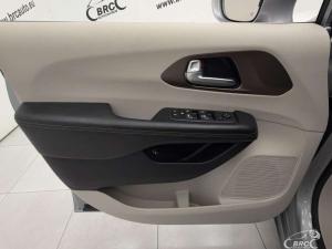 Grey Chrysler Pacifica 2018 in Vilnius, with an engine capacity of 3.60 L and mileage of 102 thousand km for 19450 €, photo 30 on AUTOMOTO.COM.LV