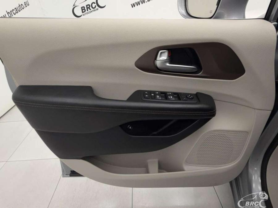 Grey Chrysler Pacifica 2018 in Vilnius, with an engine capacity of 3.60 L and mileage of 102 thousand km for 19450 €, photo 30 on AUTOMOTO.COM.LV