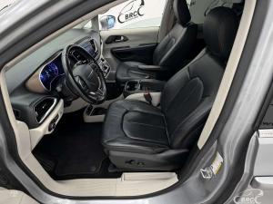 Grey Chrysler Pacifica 2018 in Vilnius, with an engine capacity of 3.60 L and mileage of 102 thousand km for 19450 €, photo 31 on AUTOMOTO.COM.LV