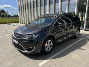 Grey Chrysler Pacifica 2018 in Vilnius, with an engine capacity of 3.61 L and mileage of 238 thousand km for 13800 €, photo 3 on AUTOMOTO.COM.LV