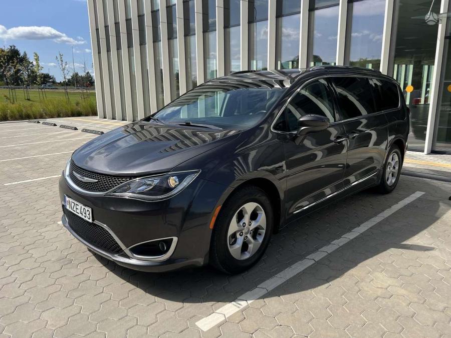 Grey Chrysler Pacifica 2018 in Vilnius, with an engine capacity of 3.61 L and mileage of 238 thousand km for 13800 €, photo 3 on AUTOMOTO.COM.LV